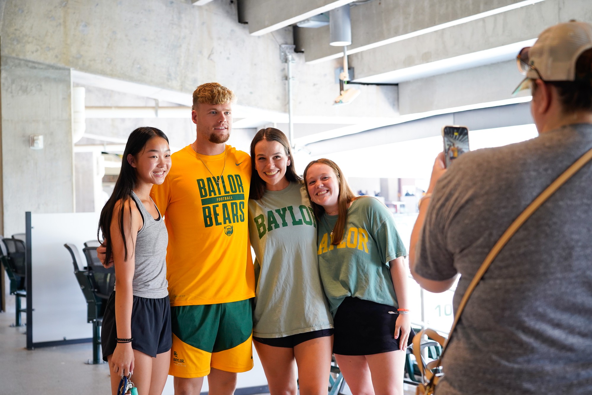 Autographs galore: fans of all ages ‘Meet the Bears’ - The Baylor Lariat