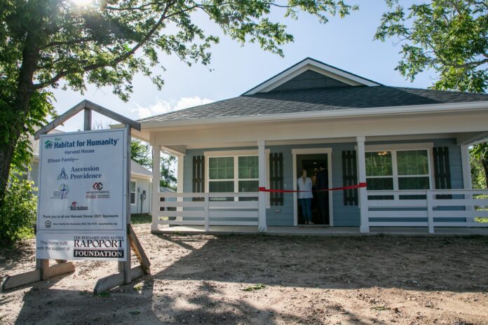 Habitat for Humanity hosts dedication ceremony for house student ...